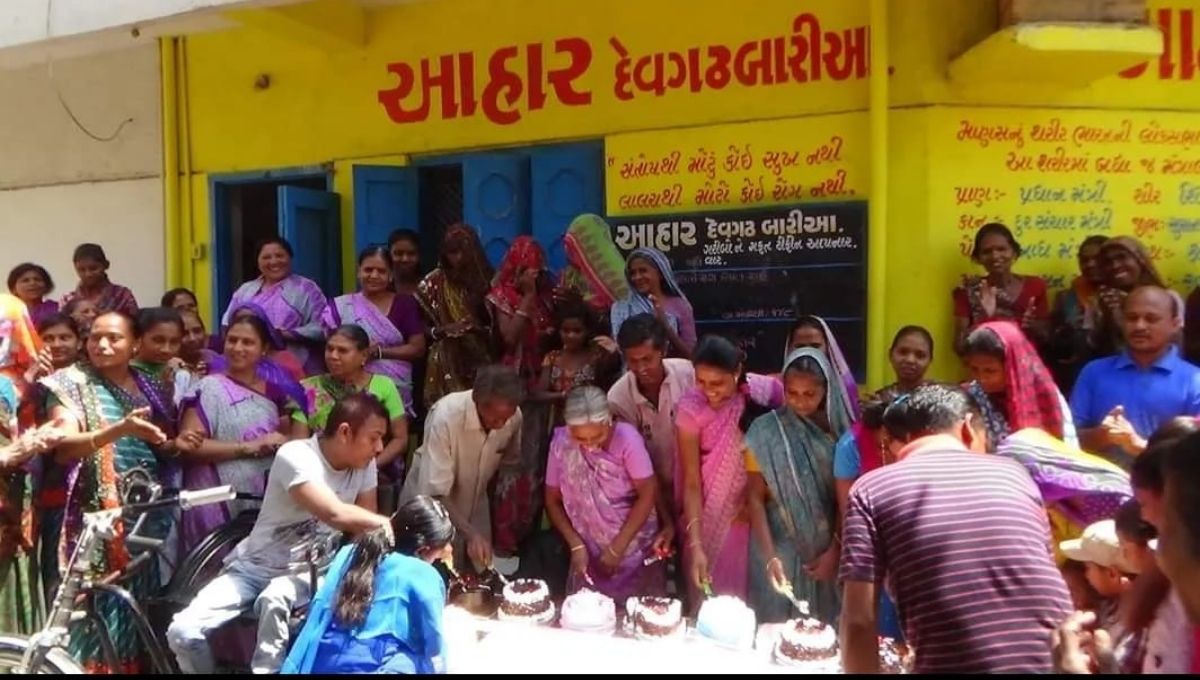 An initiative by old man to feed tribal people at Gujarat's Devgadh Bariya