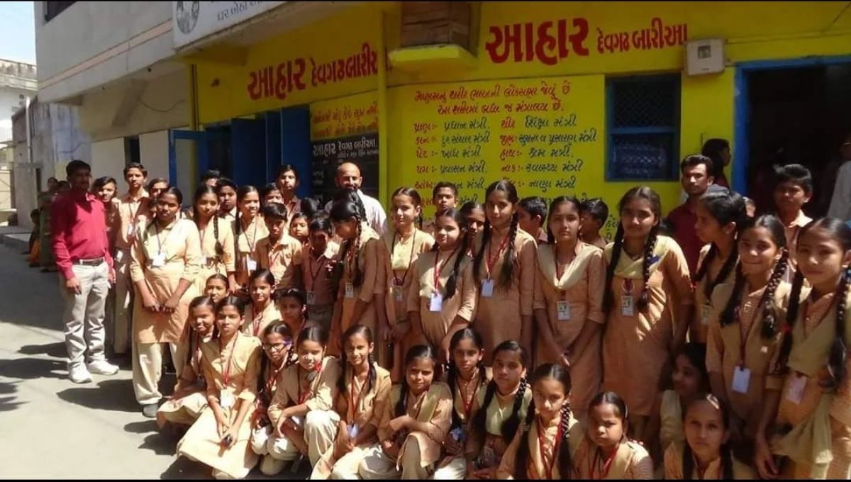 An initiative by old man to feed tribal people at Gujarat's Devgadh Bariya